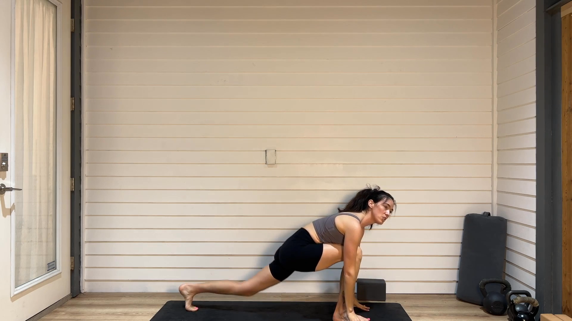 Julia Marie : Yoga + Meditation – Start Strong | Hip to It (Yoga + Weights)